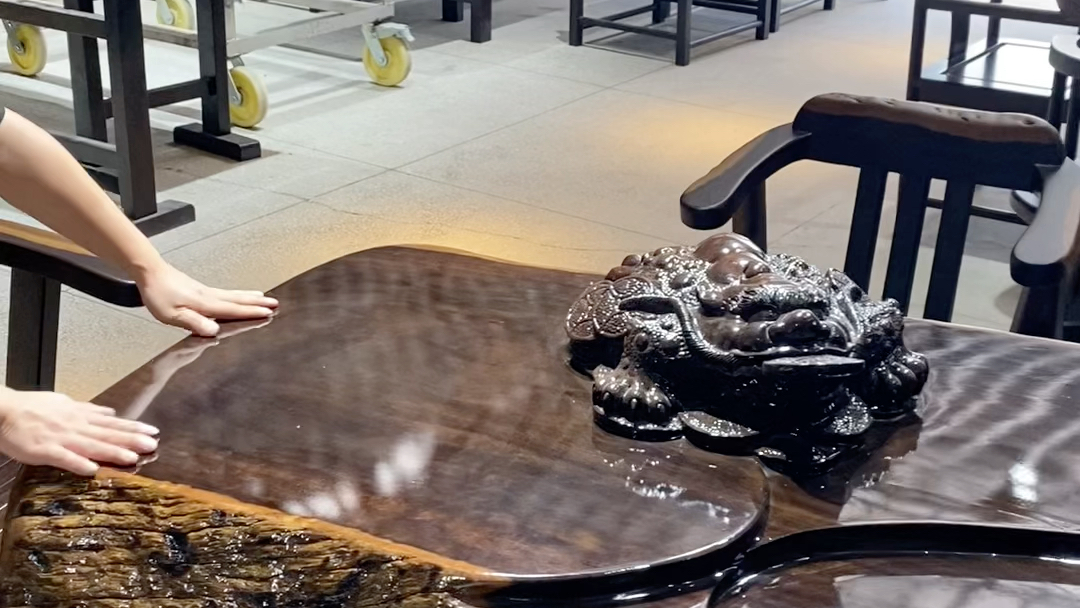 纯手工雕刻招财进宝的黑檀整体桌#工厂实拍#实木大板桌