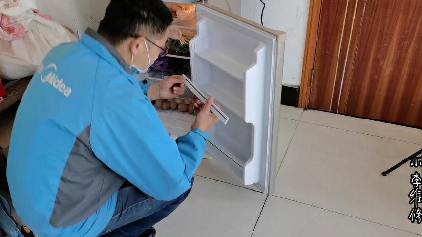 冰箱冷藏室门有点小问题,这怎么办?维修师傅直接给他换新的!
