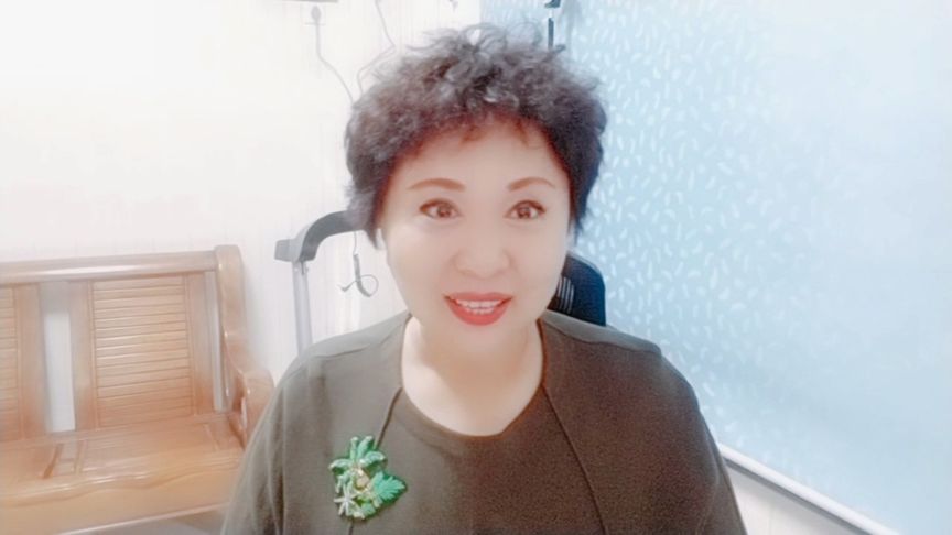 练哼鸣时内口腔是打开的及舞台表演的基本动作。