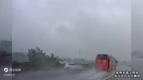 雨天高速路上SUV撞上护栏横向漂移,后车司机紧急刹车逃过一劫