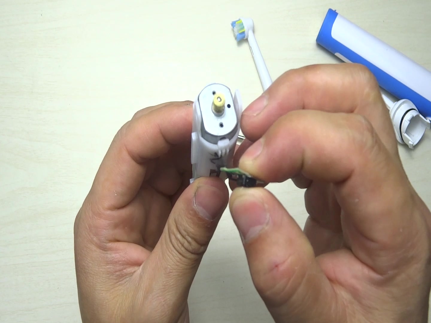 原来电动牙刷的震动是这样来的 你想到了吗?