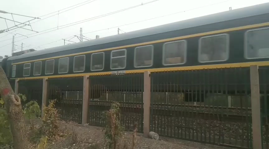 HXD3D牵引K552次列车快速通过京沪线天津段