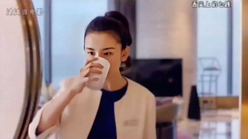 女孩还为了证明自己,居然喝马桶水…