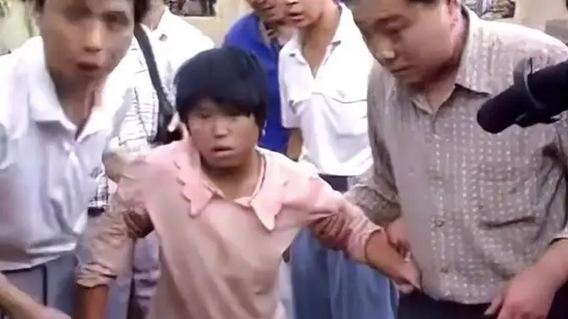 1995年,警察进村解救被拐女孩影像,遭到买者父母阻拦历史影像珍贵...