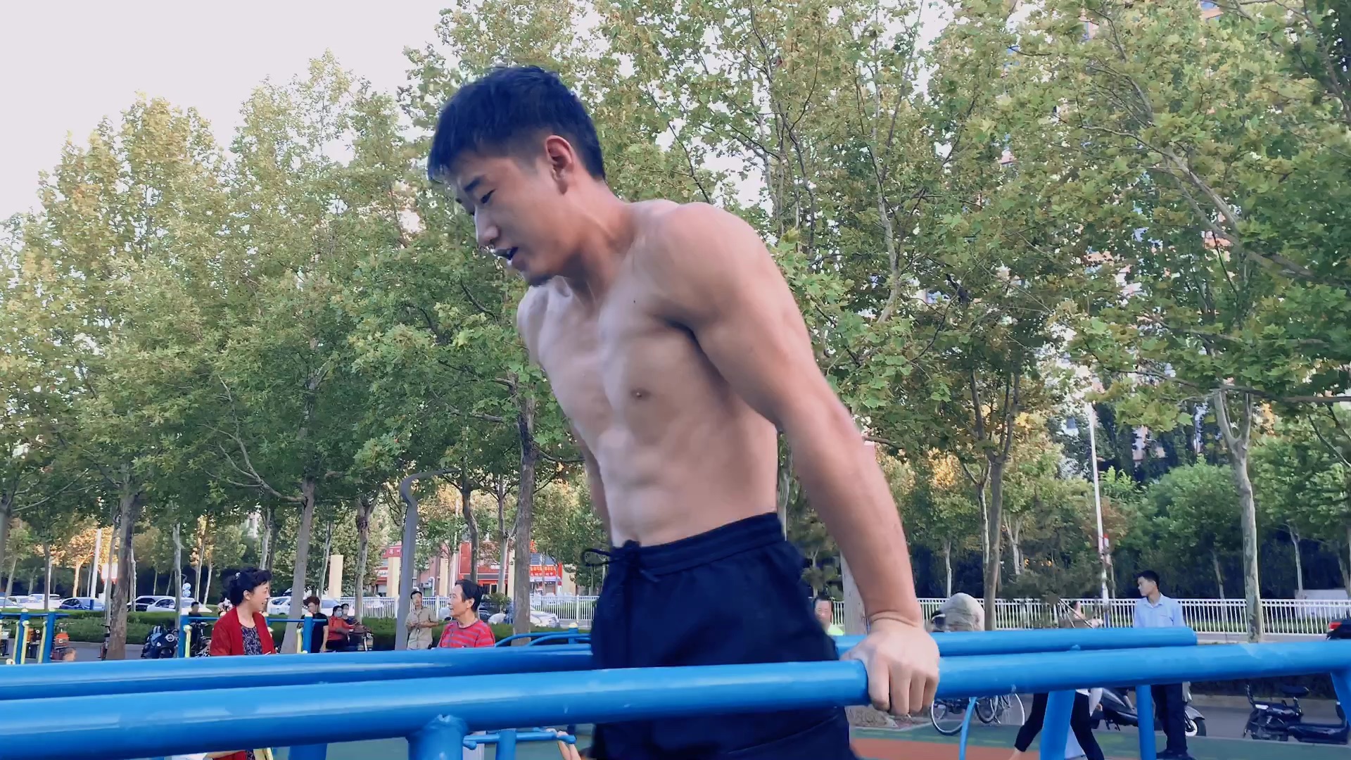 来自00后对双杠正确使用方法