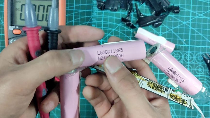 坏了的笔记本电池什么用？拆开看看，还是有一些利用价值的