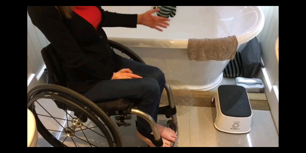 瘫痪女从轮椅到浴缸的转移
