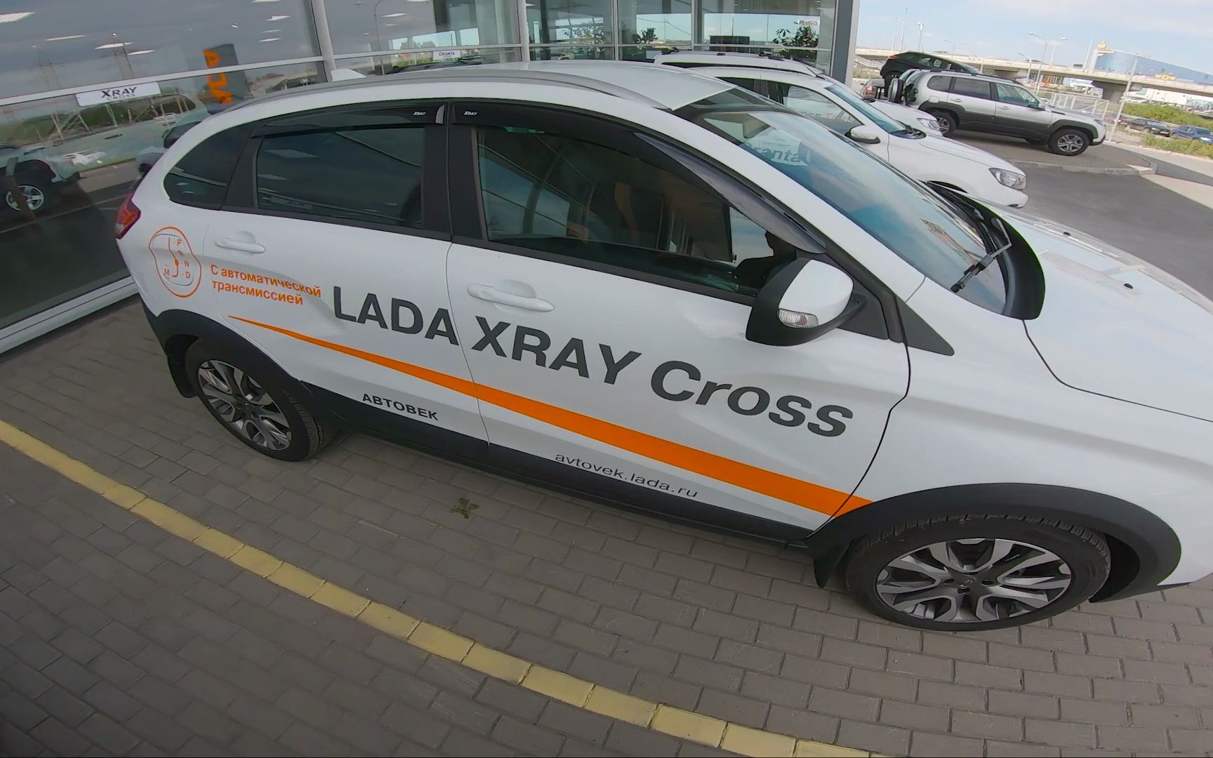 俄罗斯小伙试驾2020款Lada X-ray汽车