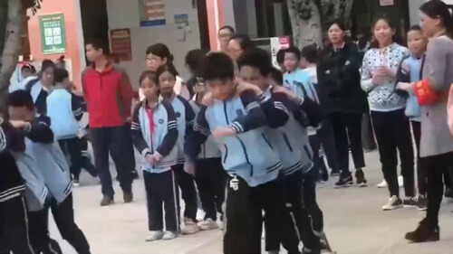 学校举办的运动会上,有一组学生特别的厉害,一看就是练过的