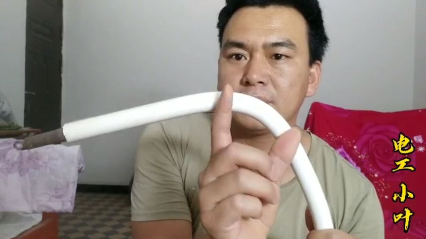 工地电工:弹簧怎样把管子弯到恰好,看看老电工演示