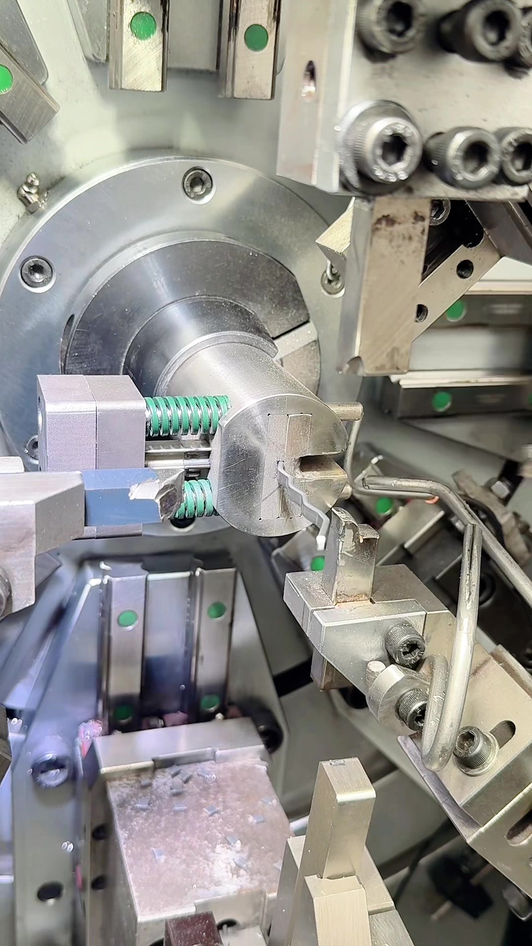 #加工车间 #机械设计制造及自动化 #精密零件加工 钢片卡扣!