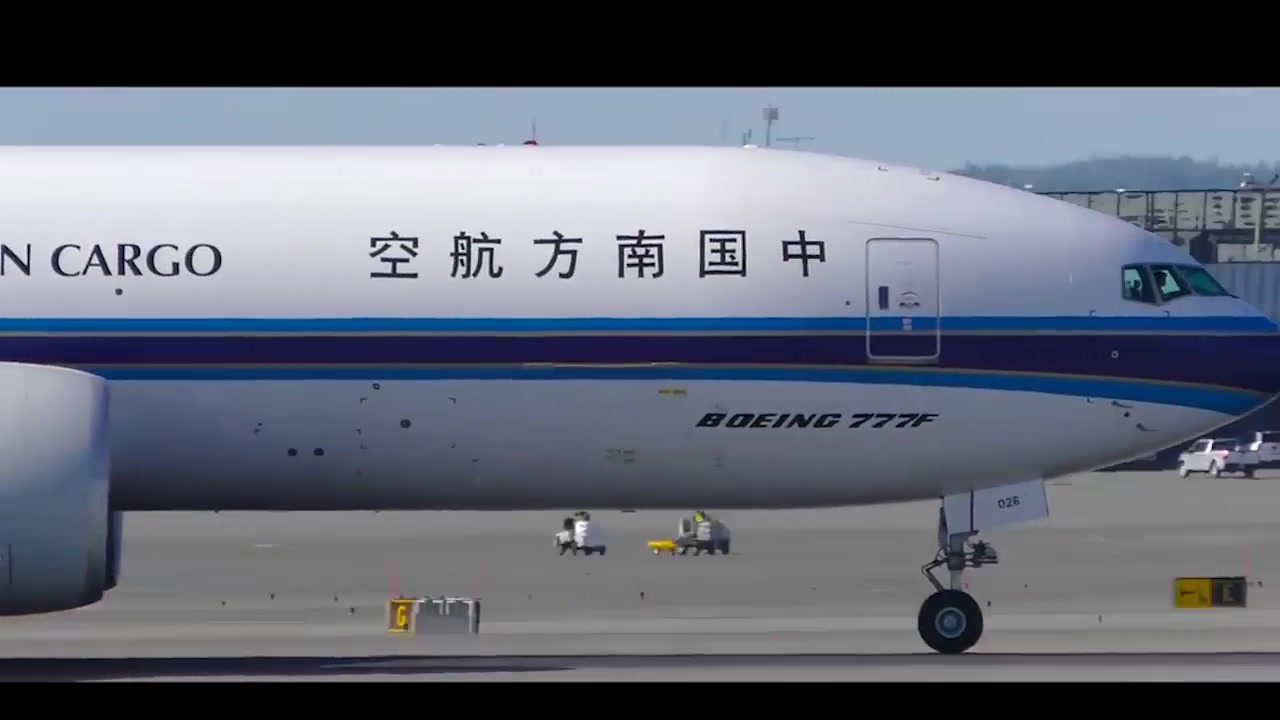 7架波音777飞机起飞视频