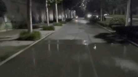 骑电动三轮车兜风(有一种开敞篷车的感觉)