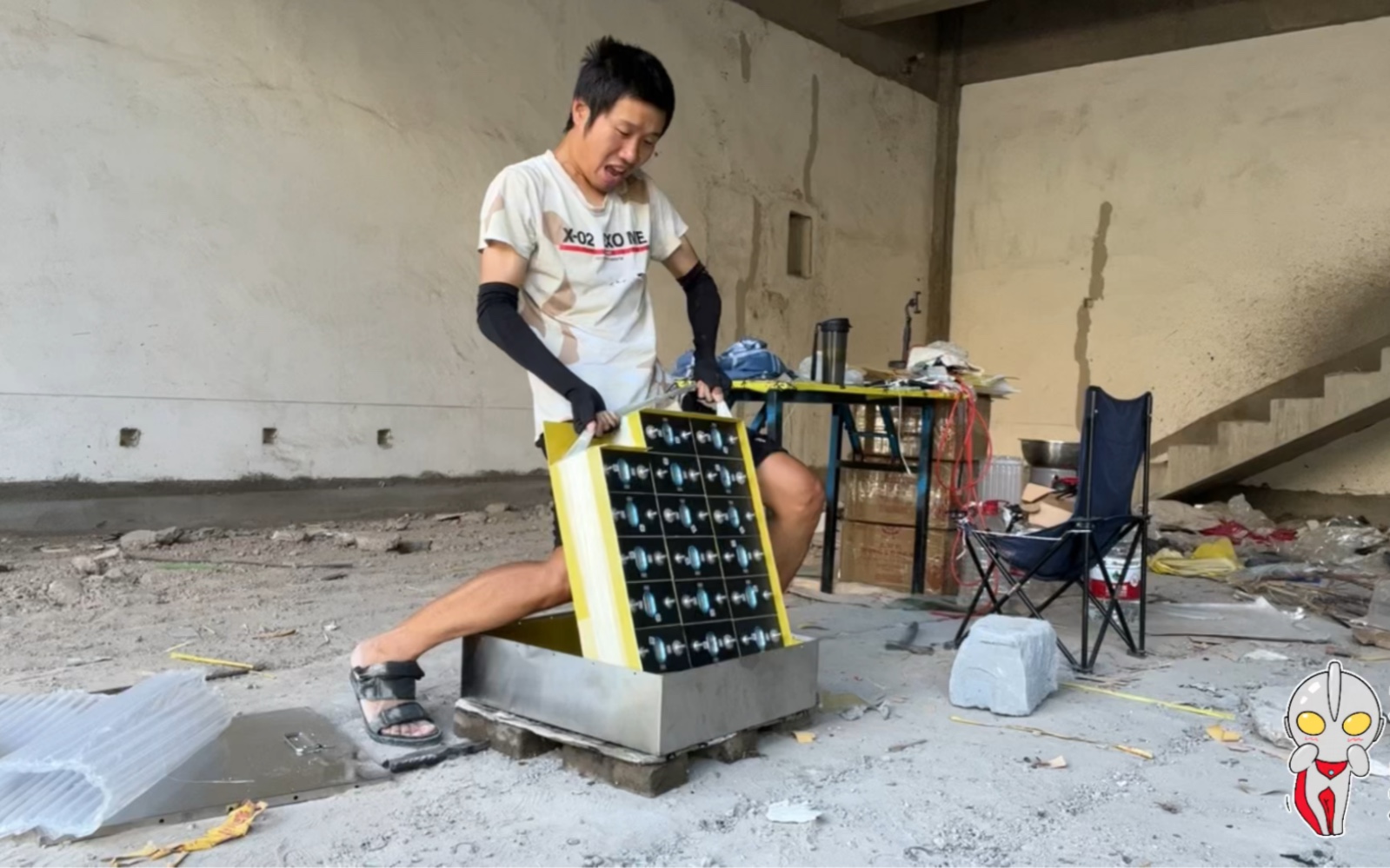 自己给电动三轮房车做锂电池太难了!电池被摔成这样还能用吗?