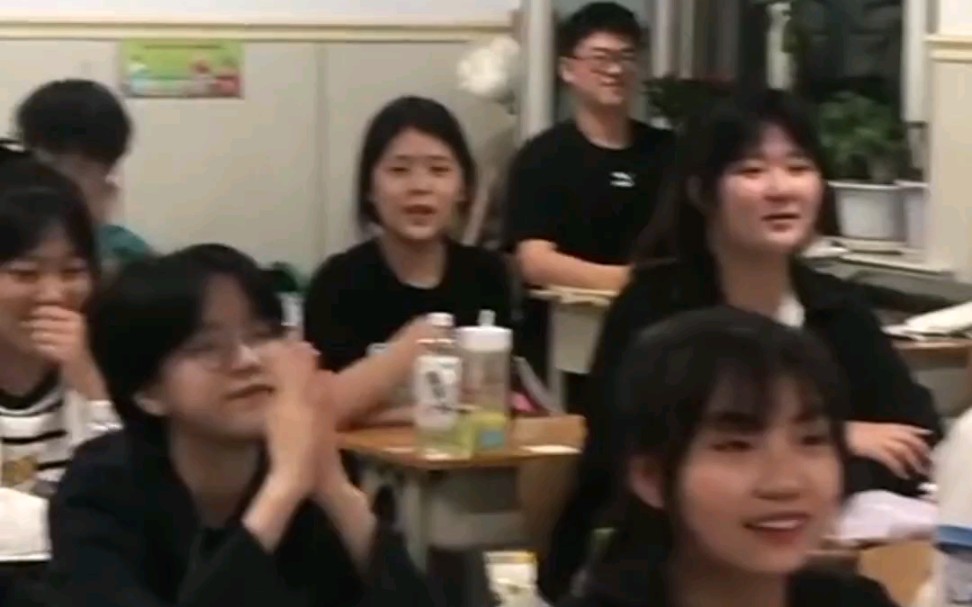 高三学生偷偷给班主任准备惊喜,“想让他成为最幸福的老师”!这大概...