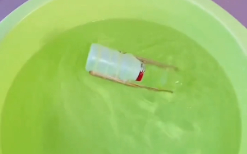 喝完养乐多瓶子不要丢,给孩子做只皮筋动力小船,孩子不再抢手机了