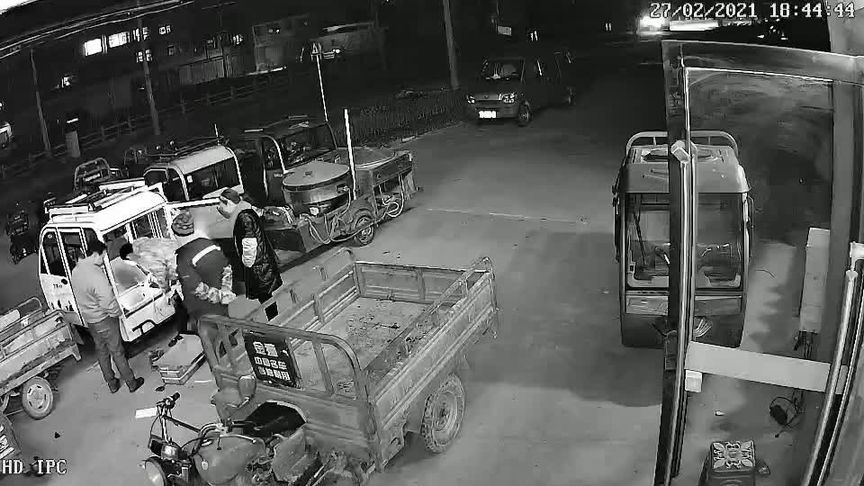 大晚上走一辆篷车!买电动车,两轮,三轮