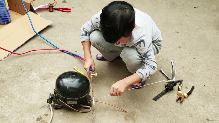 农村老男孩学修冰箱第一次氧焊铜管,老师傅看看焊得咋样?