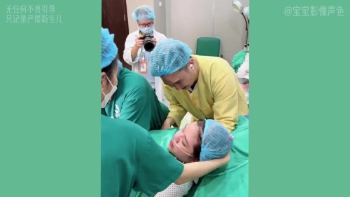 产房实拍老婆顺产分娩过程,老公的表情却一举成为全场焦点