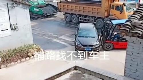 修路找不到车主了,无奈调来一辆叉车,就把汽车给叉走了