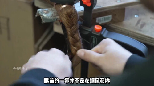 工匠用棕榈代替稻草,手工编织结实耐用的扫帚,一把价值500美元