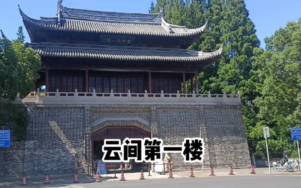 “最霸气”的学校,校门竟然是千年古城门,是不是世界上绝无仅有