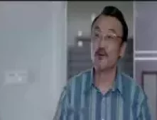 帅哥睡的正香被挠脚心,不料是丈母娘来了,真是太尴尬了