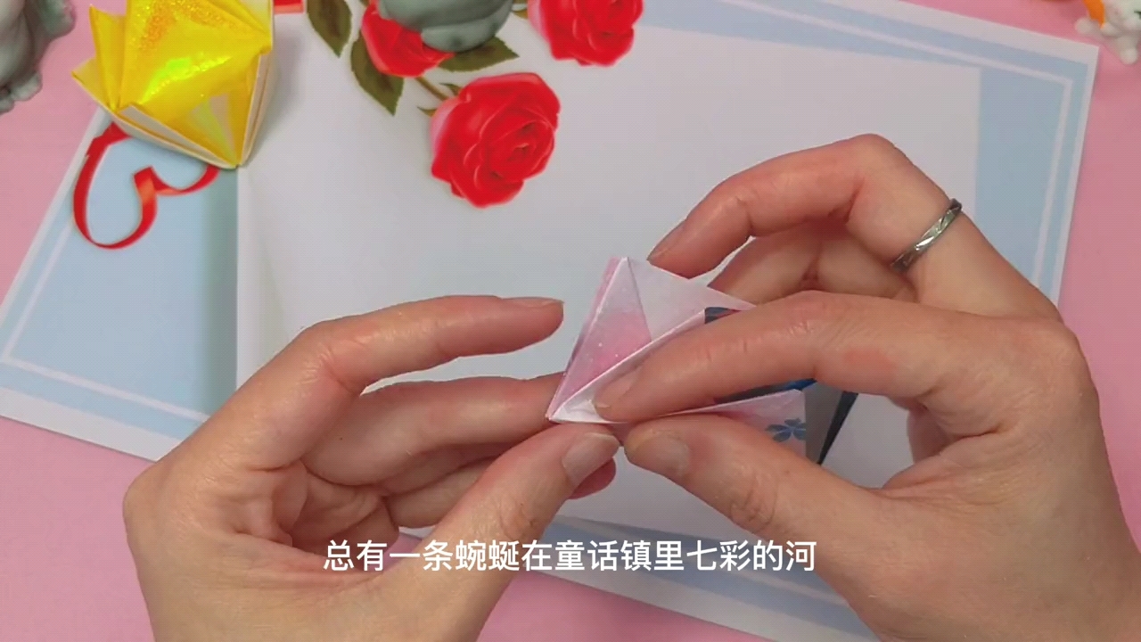 女孩子很喜欢的皇冠折纸,一张纸就能折好,简单又漂亮。