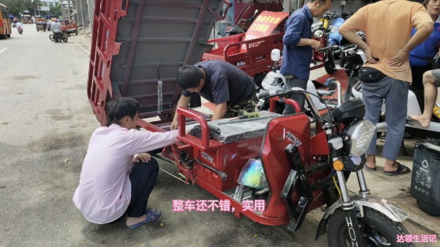 电动三轮车在农村比较实用,价格也不是太贵,出门拉货比较方便