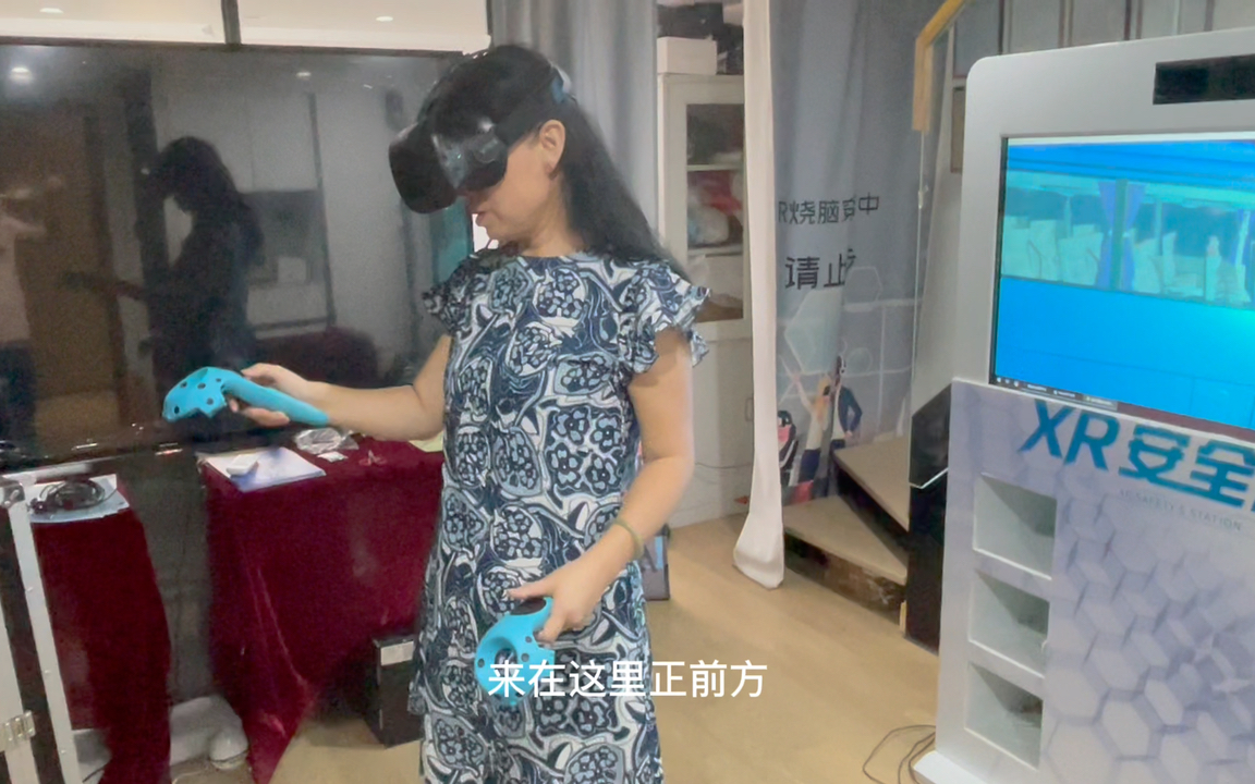 朋友沉浸其中,VR大公交车构造学习,认识安全锤的使用方式与位置