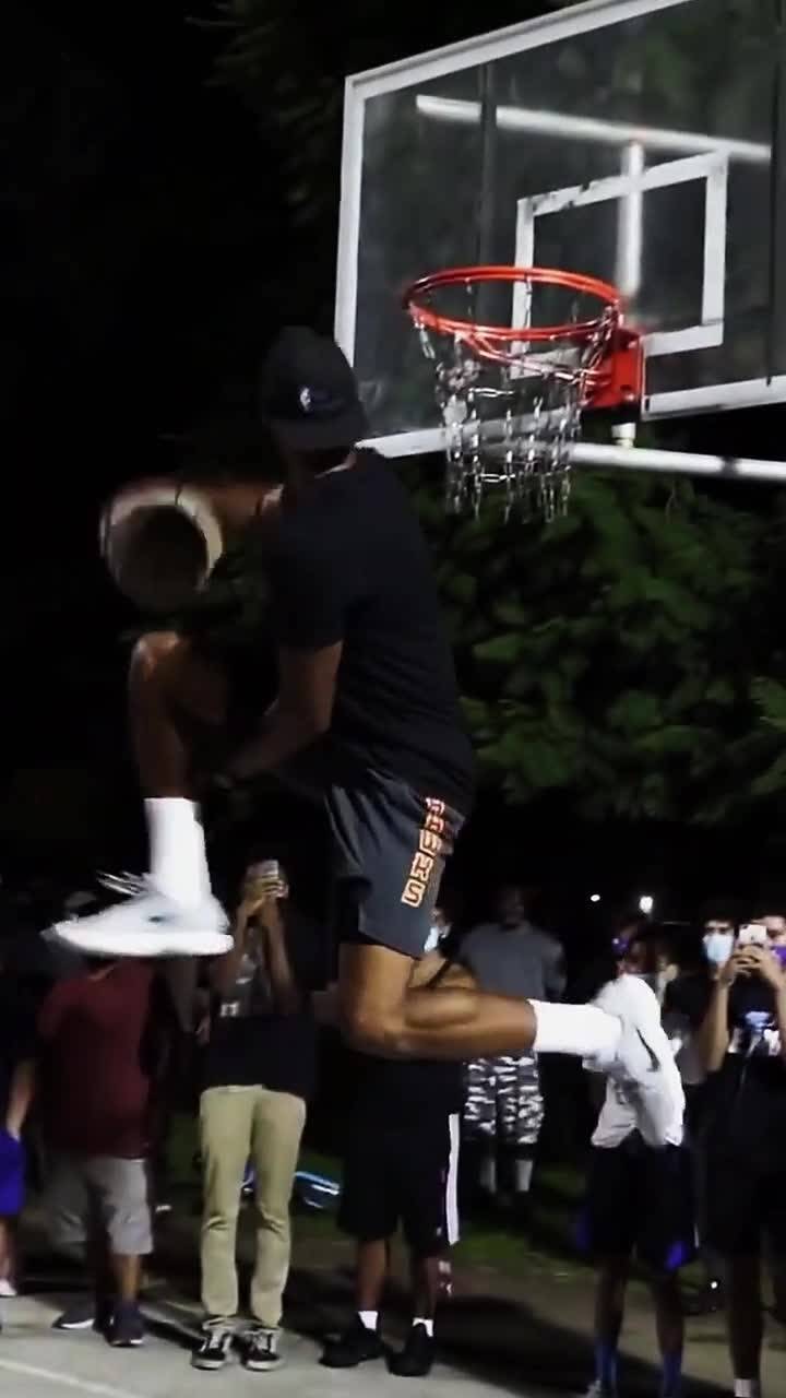 每日练习,篮球一投,笑容满面。