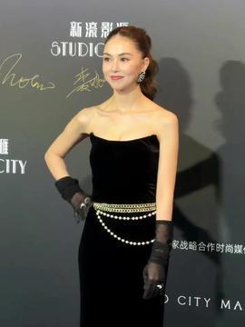 昆凌现身MAT盛典,满脸胶原蛋白,完全不像三个孩子的妈#昆凌 #MAT...