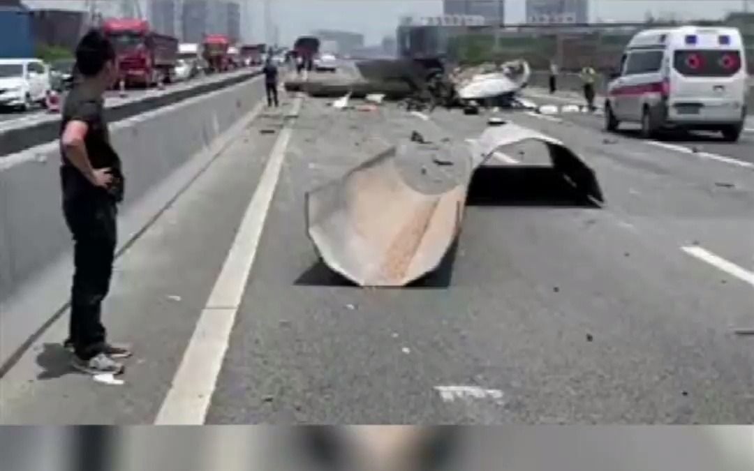 突发!牵引车钢管掉落酿事故,致三死两伤