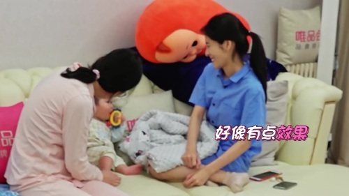 张碧晨第一次抱孩子出镜,却被对方嫌弃,痛哭着找妈妈!丨闺女