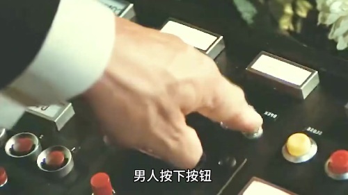 男人拥有一辆可驾驶的办公桌行驶速度比跑车还快!