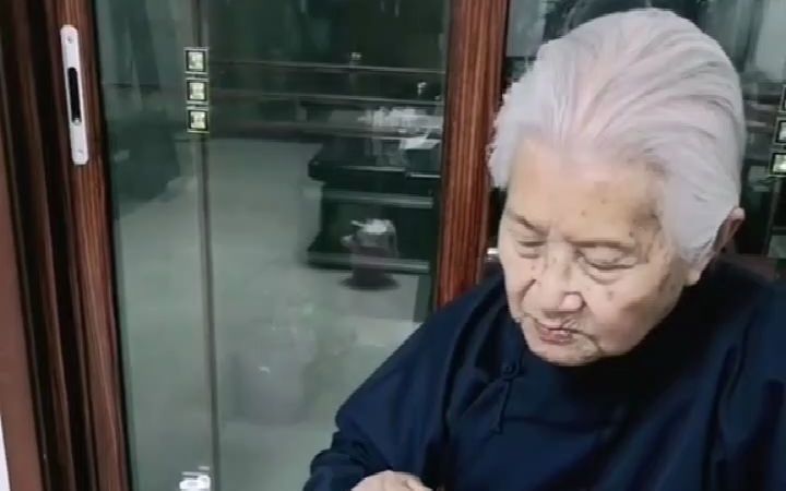 妈妈把褥子缝到床垫上,这样床单就干净利落了