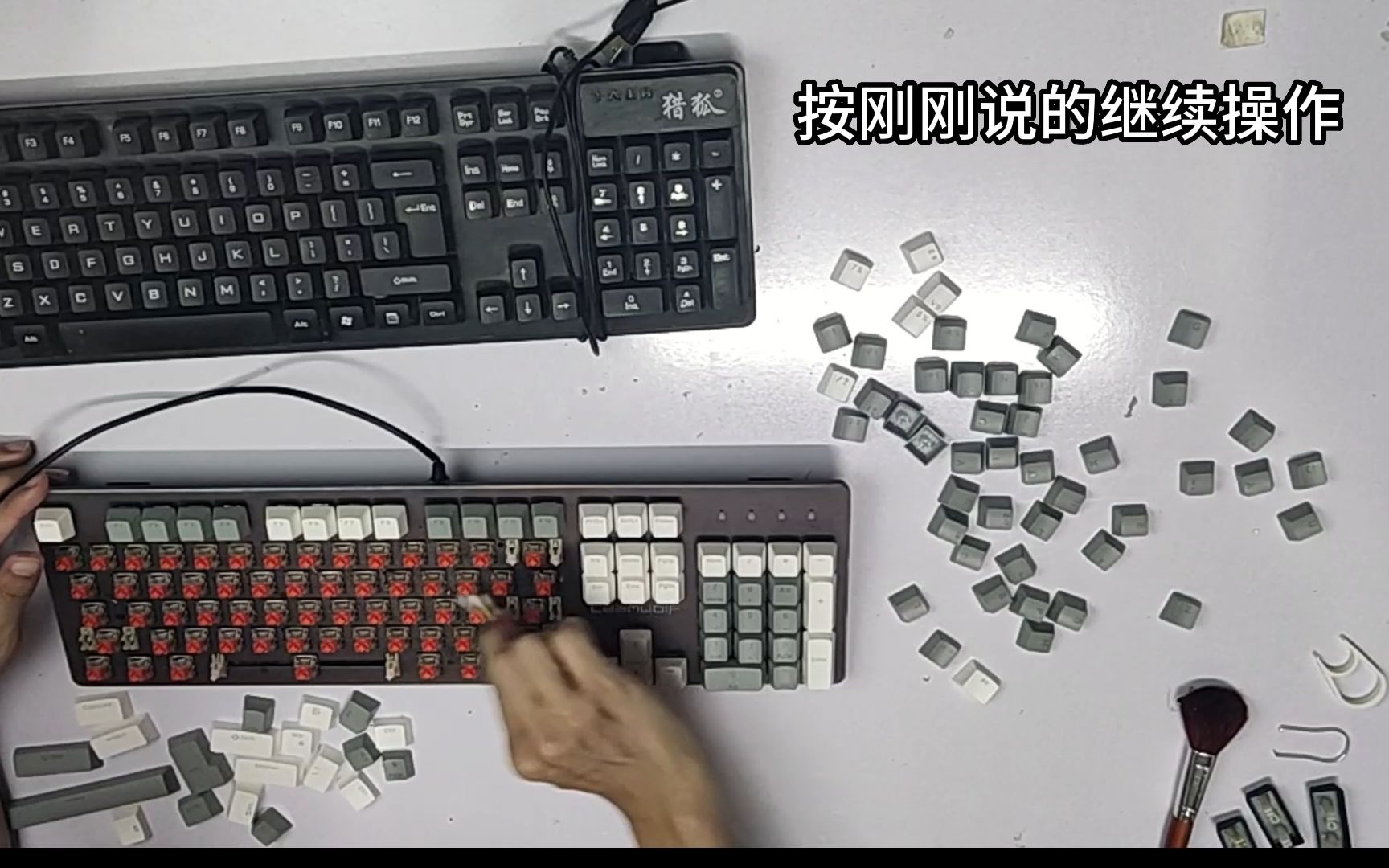 如何更换机械键盘键帽!把旧的机械键盘翻新,清理,颜值瞬间提高,让它...