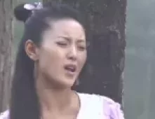 美女被绑在树上,一旁的小伙对她挠痒痒,美女不耐烦的样子太逗了
