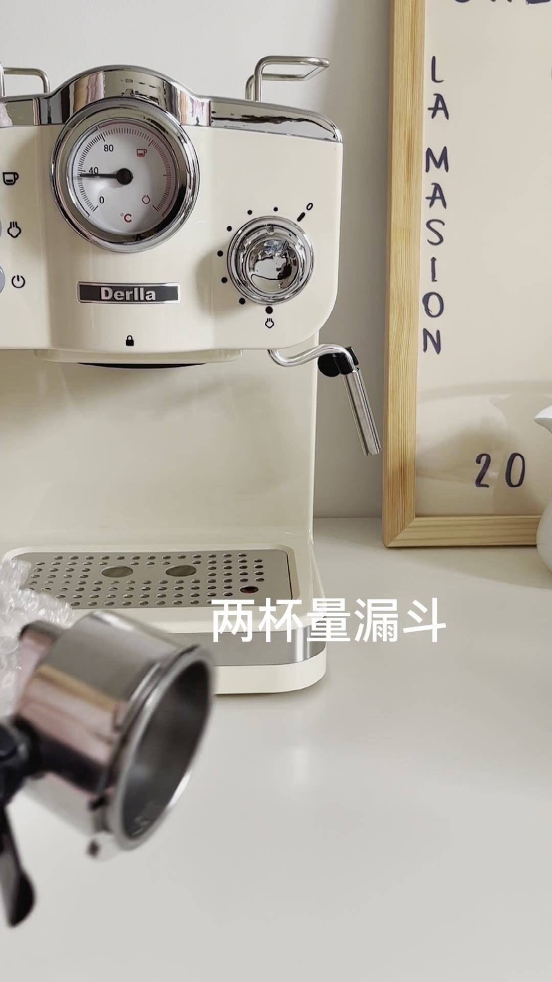 用我喜欢的奶白色咖啡机做了第一杯燕麦拿铁