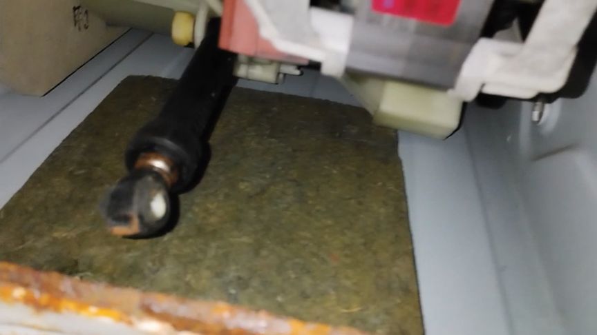 小天鹅滚筒洗衣机脱水时晃动比较大,拆开侧盖进行检修。