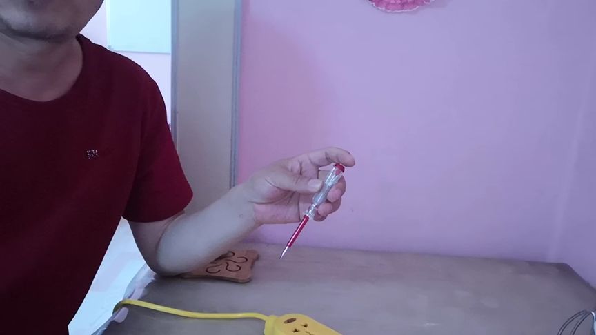 普及用电常识:试电笔的使用。