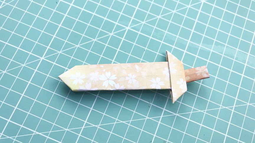 如何简单快速的折出一个大宝剑?创意折纸视频教程!