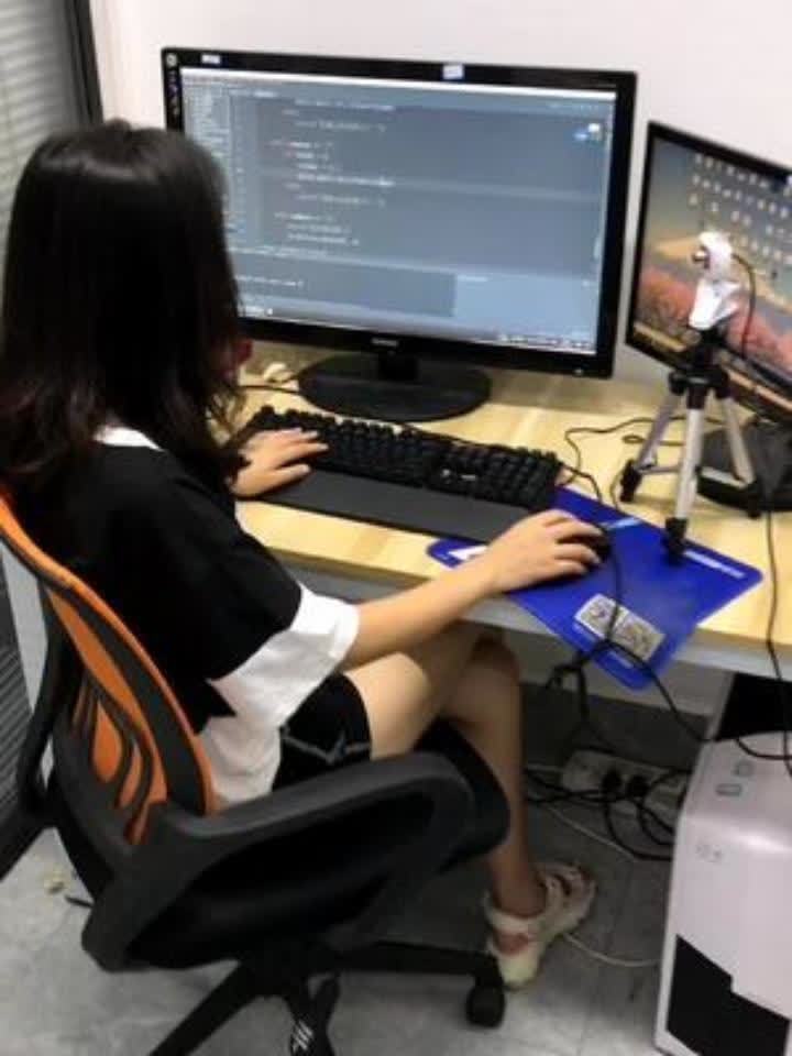 公司年薪30w请来的人工智能python工程师,天天对着摄像头摆摆pose...