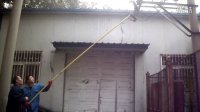 首钢技师学院---实训教师指导学生练习跌落式保险操作