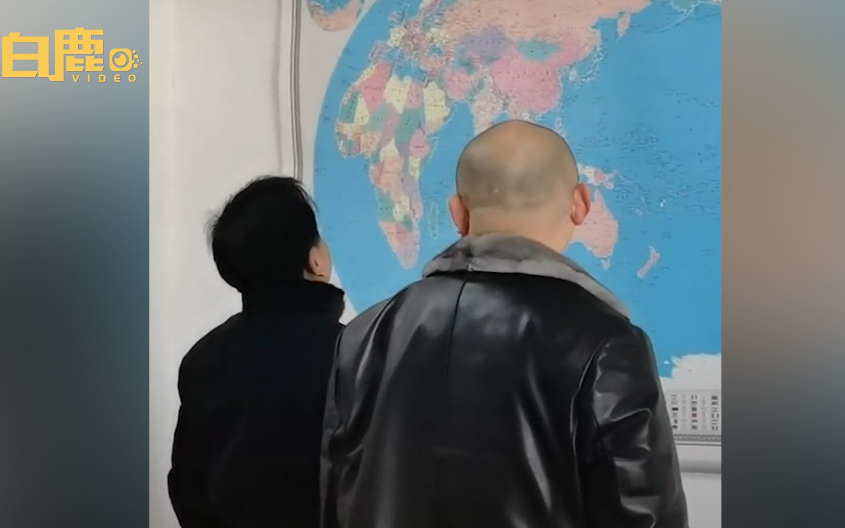 老师变军师!俩地理老师世界地图上比划俄乌局势:也可以给学生传达时事