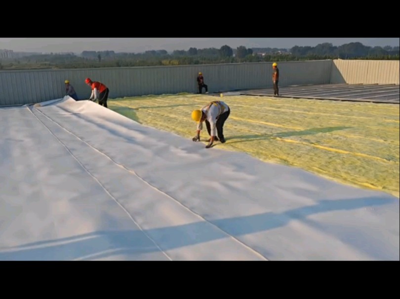 ...玻璃丝棉保温层上非外露tpo防水卷材铺设,焊接施工#屋面防水#钢结...