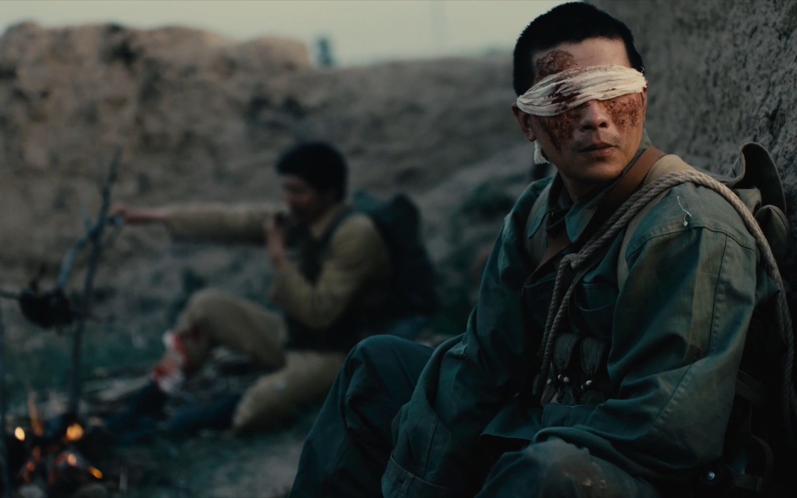 瞎子士兵能走出无人区吗 | 黑色幽默反战题材短片《西北无战事》