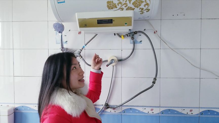 家里热水器水压小 美女网购增压设备自己安装 她能成功吗