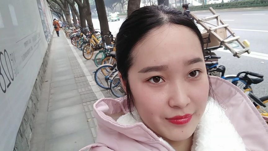 美女和对象一起去看信用卡,一查信用卡欠很多,何时才还的完?