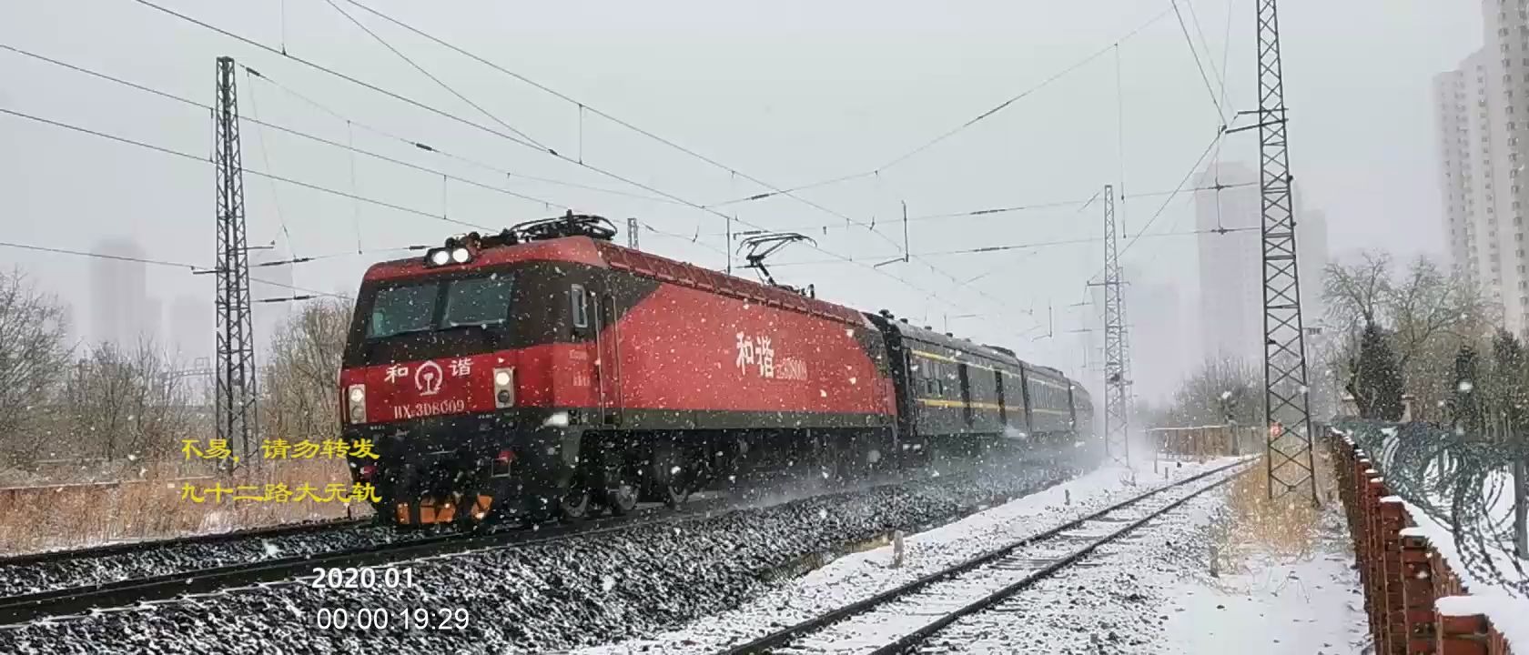 大雪纷飞的津山铁道,哈尔滨开往昆明的k728次火车,雪中开往天津站,...